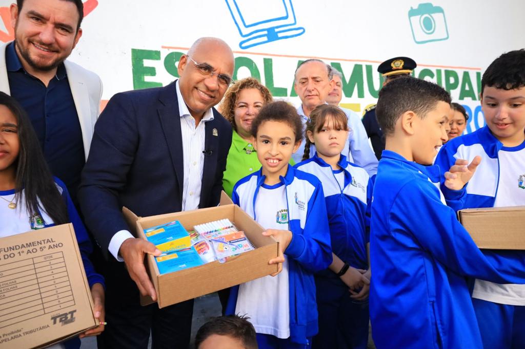 EDUCAÇÃO 📕 Rogério Cruz entrega novos kits escolares a estudantes, e ...