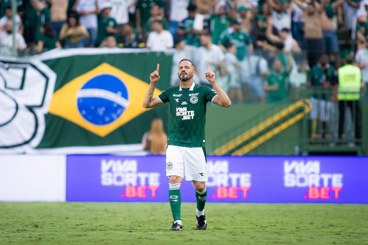 Goiás faz o dever de casa e chega à última rodada no G-4